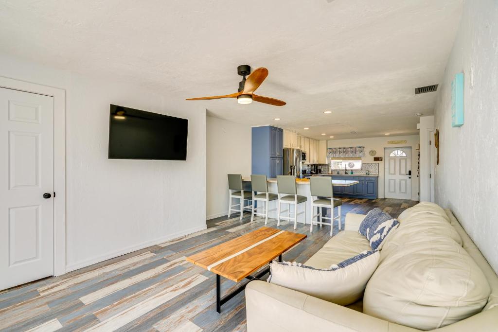 Hot Tub, Boat Dock and More Colorful Matlacha Oasis, Matlacha (updated ...