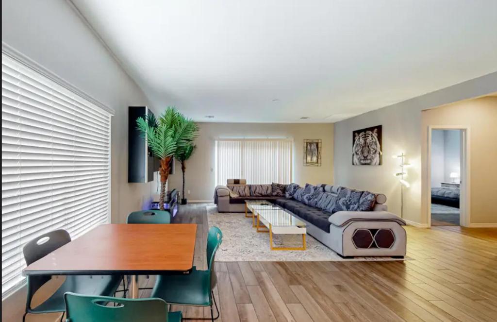 Tracy, Phoenix (updated prices 2025)