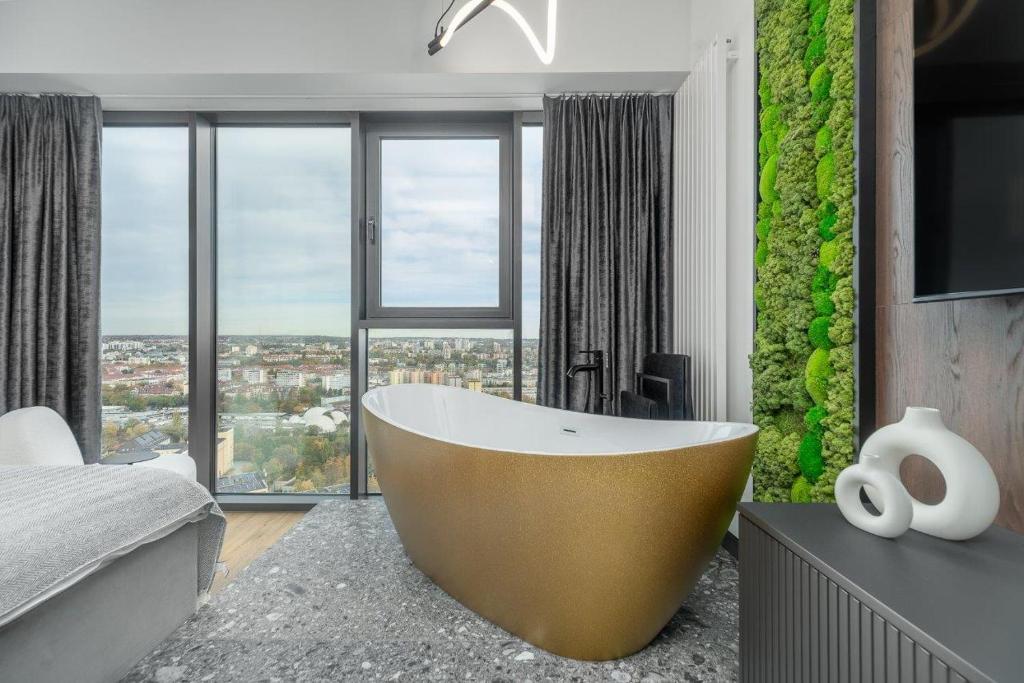 Skyline Bath Suite Hanza Tower 24 Pool & Jacussi, Szczecin (updated ...