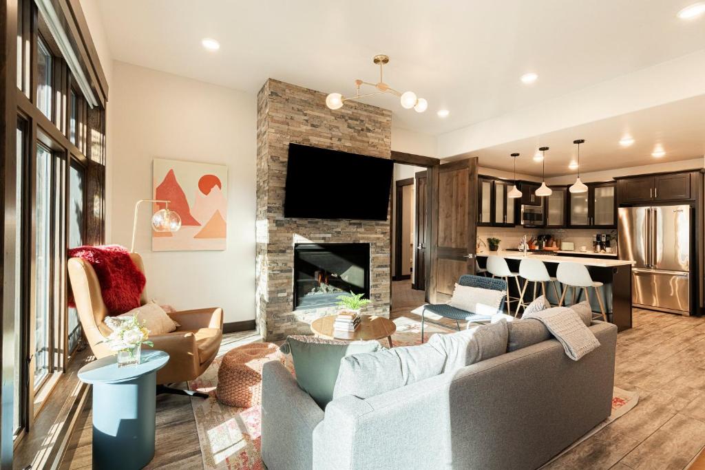 Year round community amenities, steps to Cabriolet and free shuttle ...