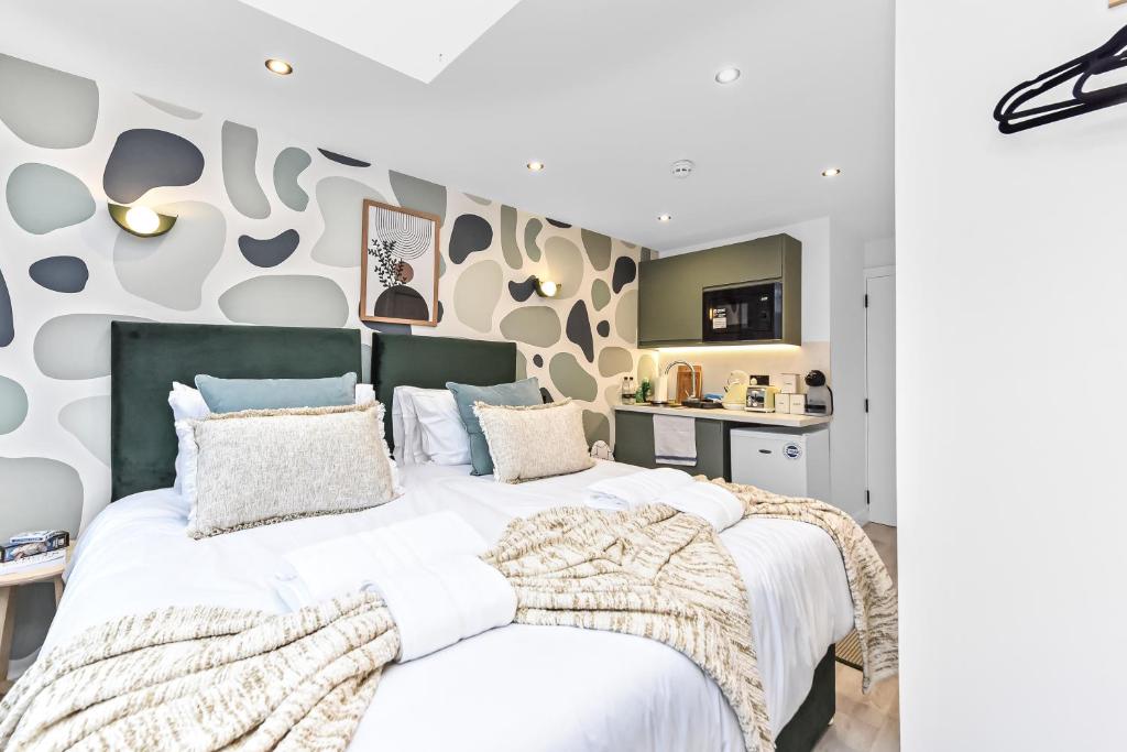 Sleek & Modern Studio Getaway with Artistic Flair, London (updated ...