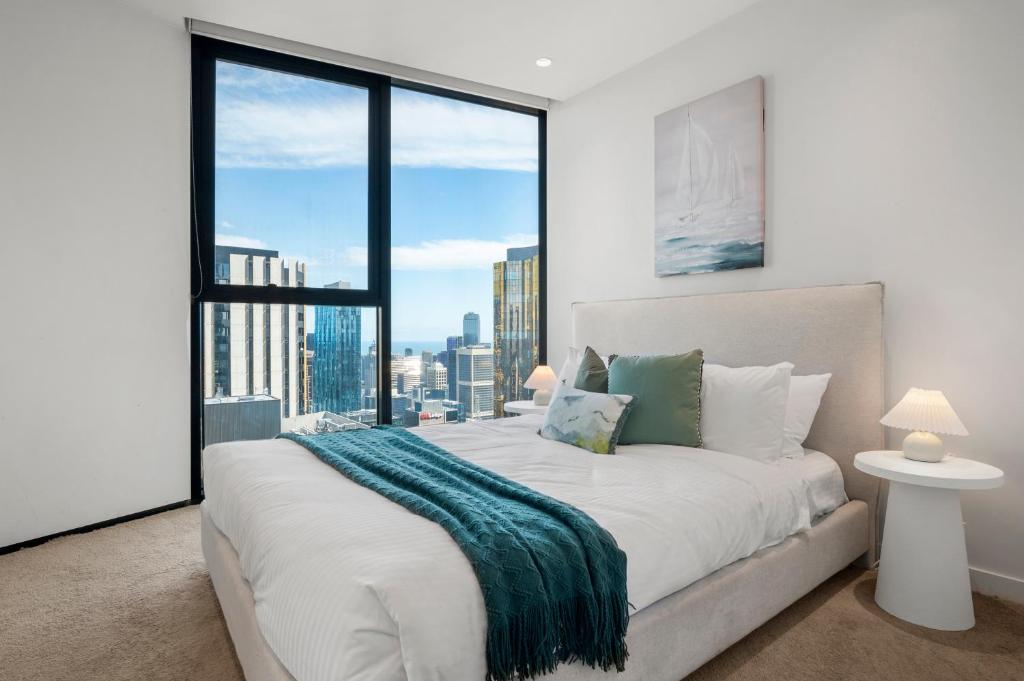 Gorgeous City Views 59th Floor 2BR with Pool & Gym, Melbourne (updated ...