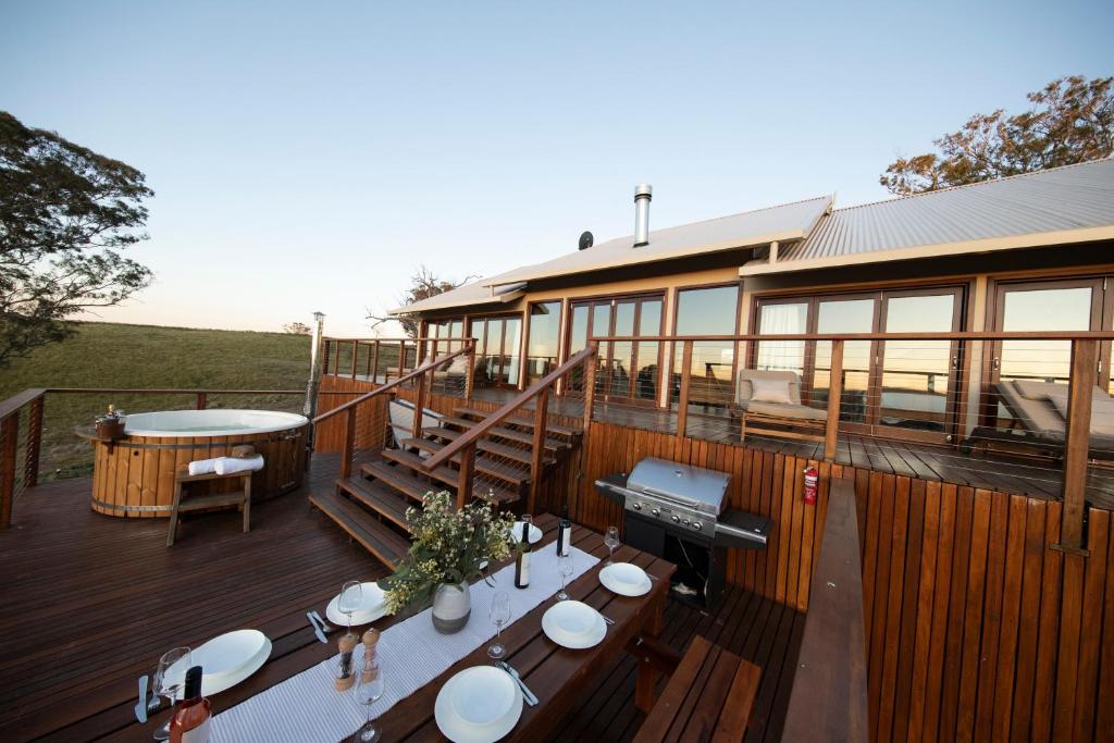 Sunvale Stunning Luxury Lodge with Woodfire Heated Spa and Large Deck ...