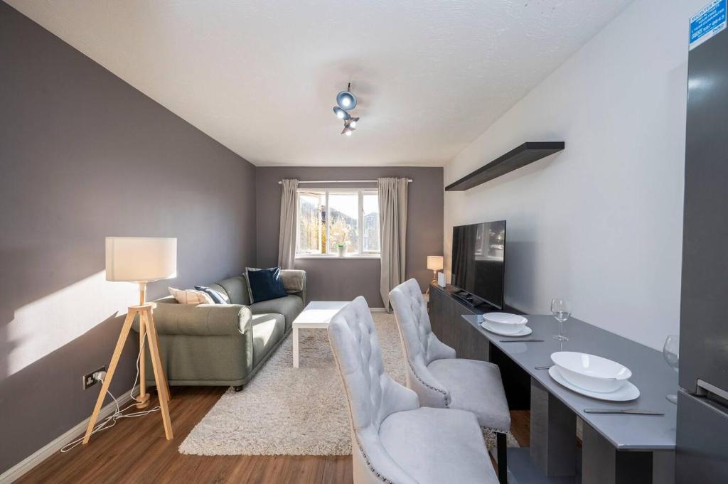 Pass the Keys Modern SE6 London flat train links Central London, London ...