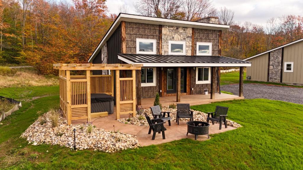 Valley View Resort Cabin #4, 2-Bed, Modern-Luxury with Hot Tub in ...