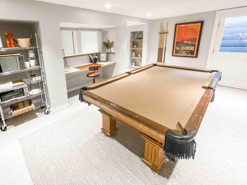 Modern Westport Studio with Pool Table & Lounge, Westport (updated ...