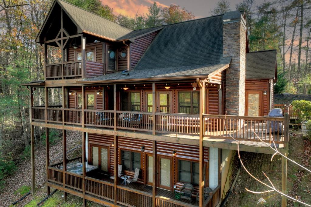 Moonlight Mountain Cabin - Great views and a hot tub, Blue Ridge ...