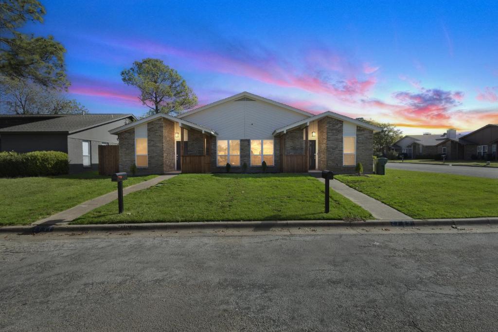 Charming Getaway in the Heart of Arlington Duplex, Arlington (updated ...