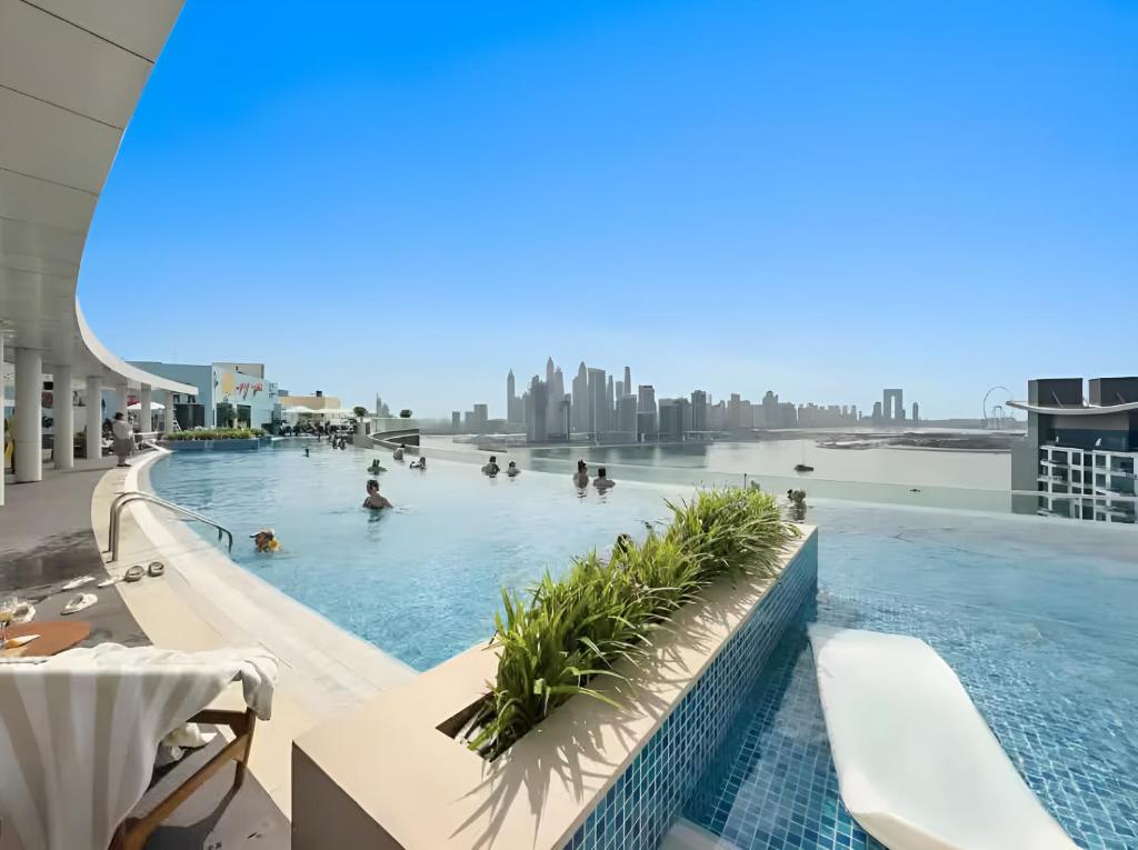 Palm Jumeirah - Private Beach & Free Infinity Pool, Dubai (updated ...