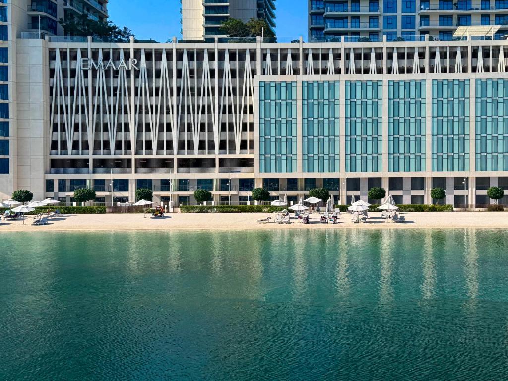 Sleek and Spacious 1 BR with Private Beach Infinity pool in Dubai ...