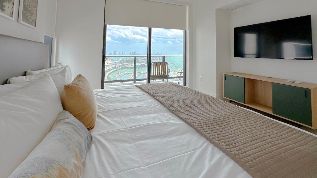 Luxurious 3 Bedroom Condo with 5 star amenities across from Kaseya ...