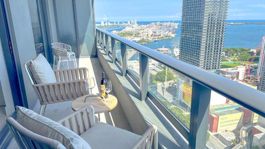 Stylish One Bedroom steps from Kaseya Center & Port of Miami- daily ...