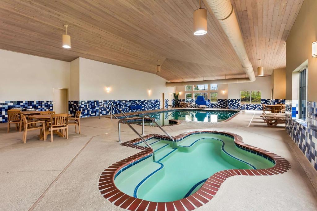 Country Inn & Suites by Radisson, Portage, IN, Portage (updated prices ...