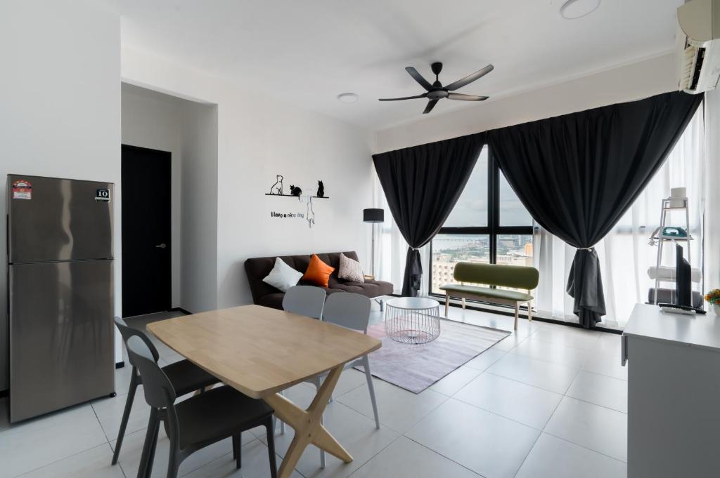 Seaview Infinity Pool 2BR 2CP 8Pax Urban Suite, George Town (updated prices 2025)