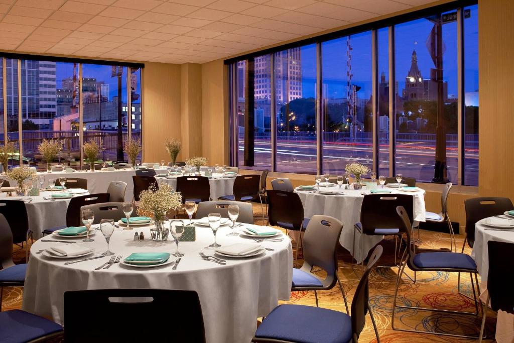 aloft Hotel Milwaukee Downtown, Milwaukee (updated prices 2025)