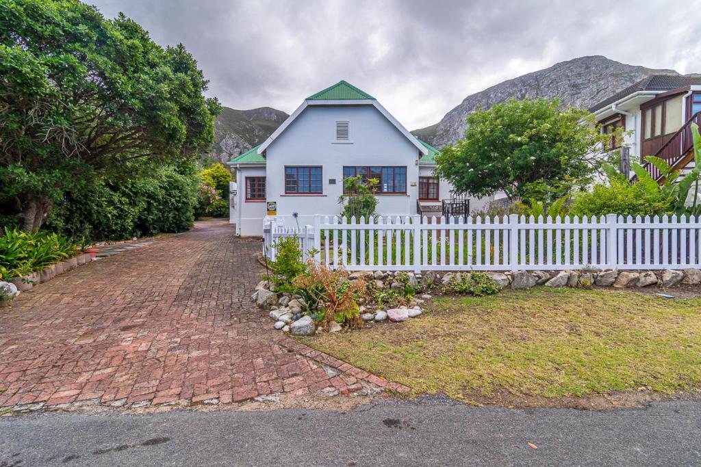 162 on 6th, Hermanus (updated prices 2026)