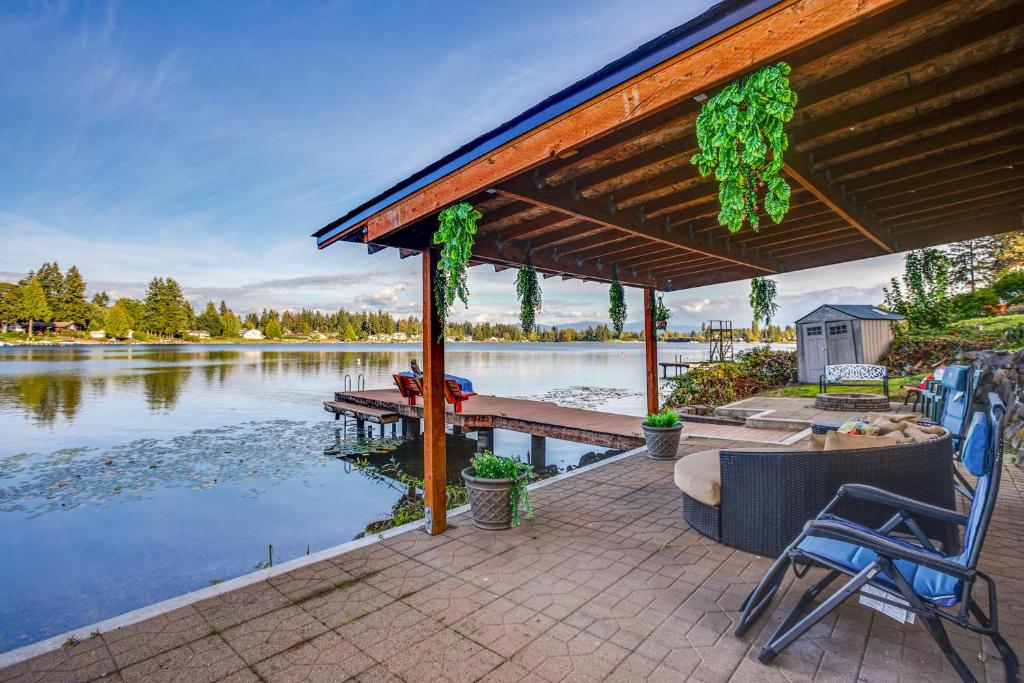 Lakefront Home with Fire Pit, Dock in Kent!, Kent (updated prices 2026)