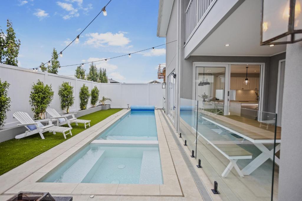 Hamptons in Torquay - 5 bath, Pool, Spa & Theatre!, Torquay (updated ...