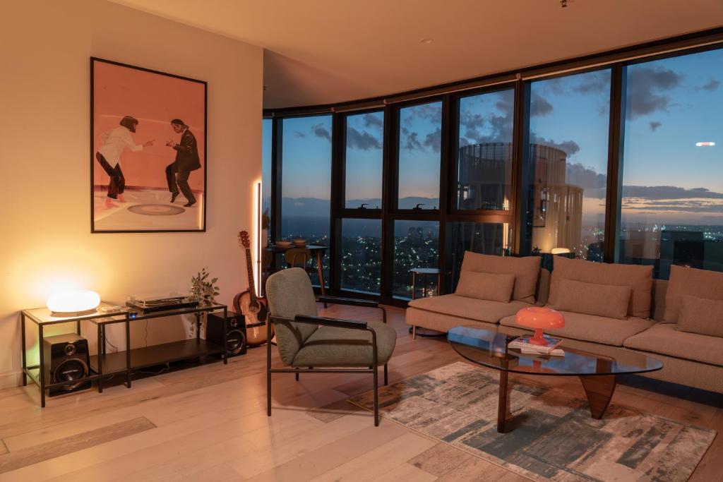 40th Floor Penthouse with Gorgeous 180 Degree Ocean & City Views ...