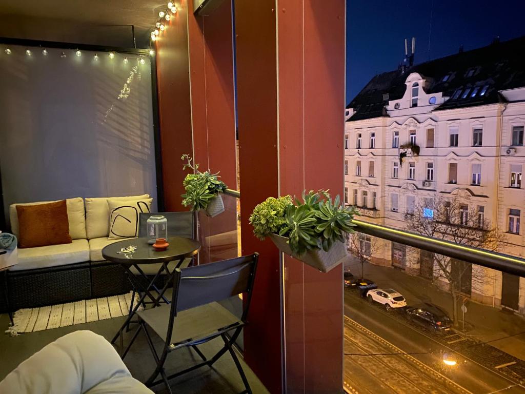 Zene Apartment Vinyl Record Player & Projector, Budapest (aktualisierte ...