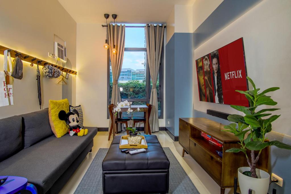Vintage Mickey Disney Stay in BGC -200mbps wifi, Manila की (2026 के लिए ...