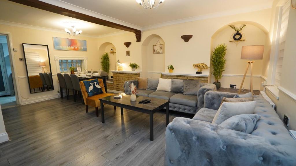 3 Bedroom House Canary Wharf Free Parking Free WiFi all over UK, London ...