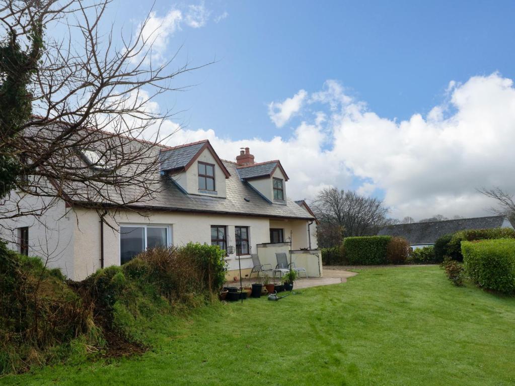 Bryn Tawel, Eglwyswrw (updated prices 2025)