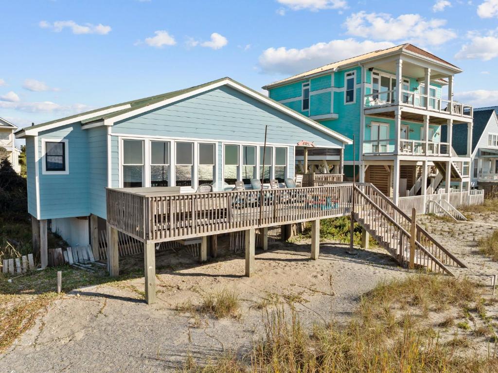 HGTV Winner Oceanfront Hamptons-Style Retreat in Kings Lynn, Oak Island ...