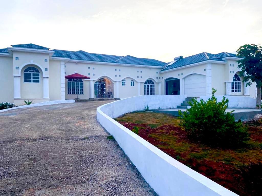 5 bedroom Guest House Mountain and Seaview Junction St Elizabeth ...