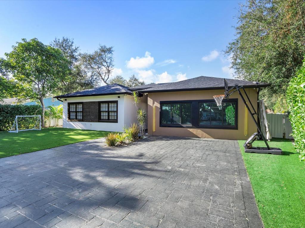 VillaLee Luxury Heated Pool & Spa Sauna Golf, North Miami (updated ...