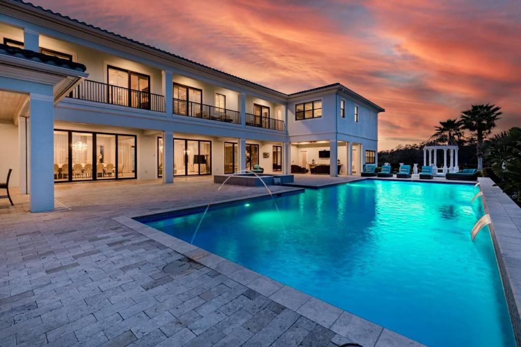 W446J - The Atlantis Exquisite Mansion With Large Private Pool Deck at ...