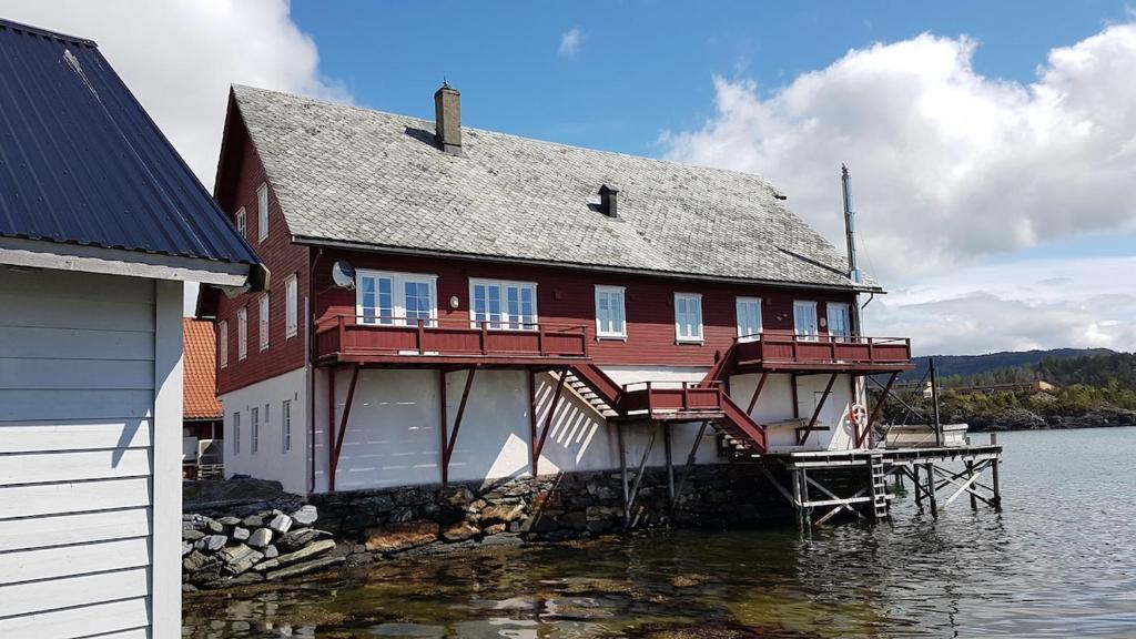 Charming sea house with sauna and private jetty, Ølve (precios ...