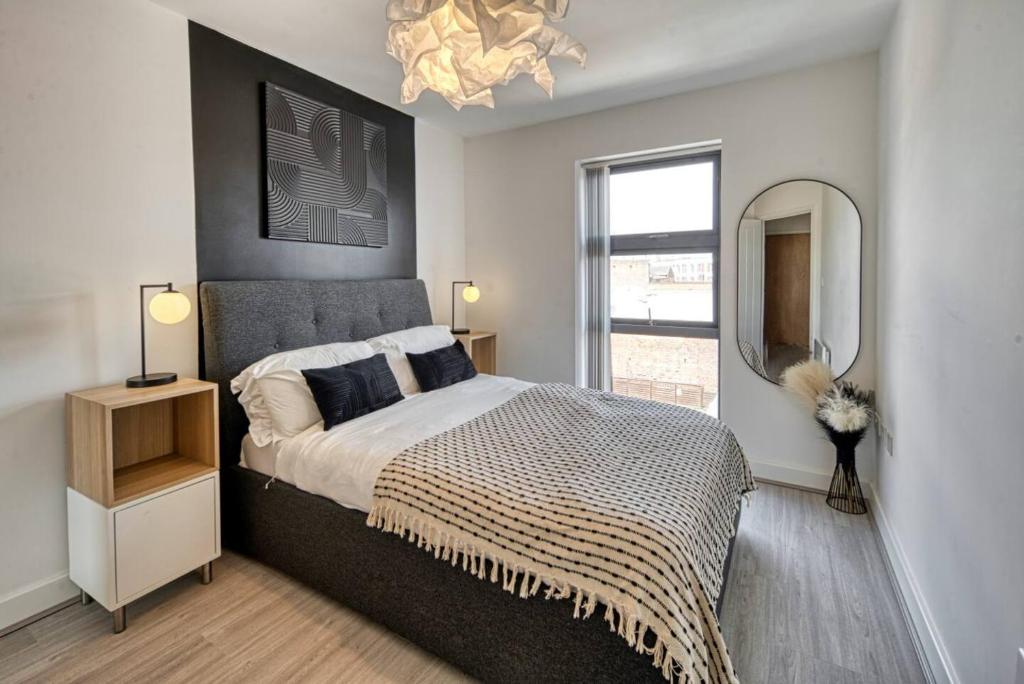 Modern 2-Bed Flat with Parking Near Central Birmingham, Birmingham ...