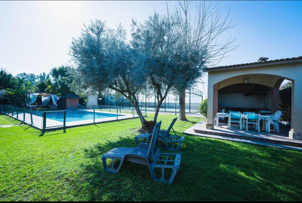 Precioso chalet con piscina y pista de padel, Montequinto (updated ...