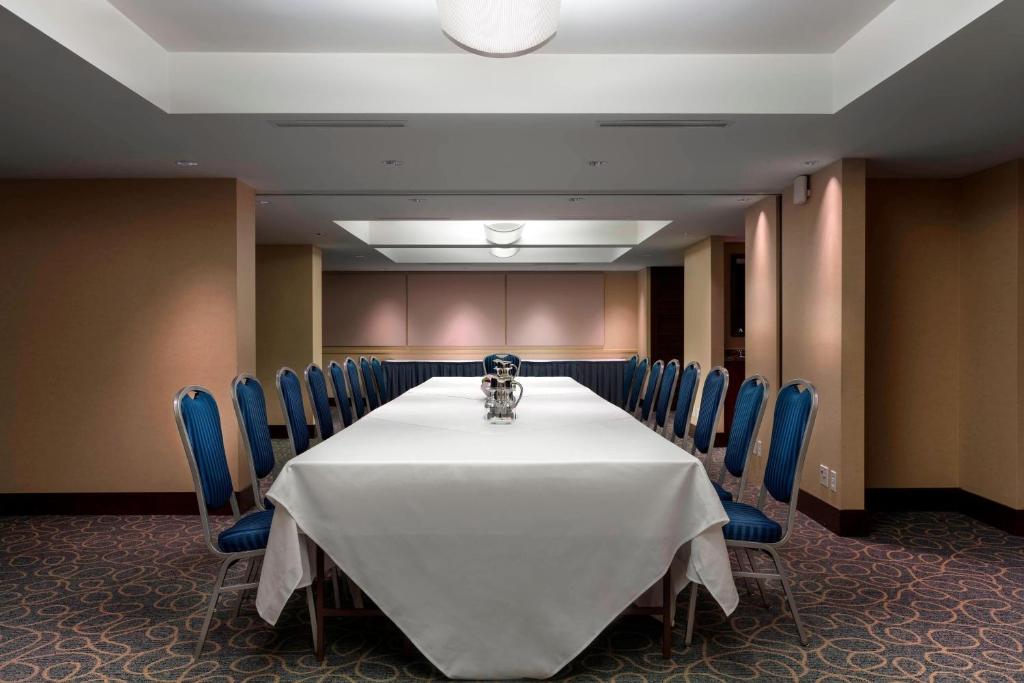 Delta Hotels by Marriott Burnaby Conference Centre, Burnaby (updated ...