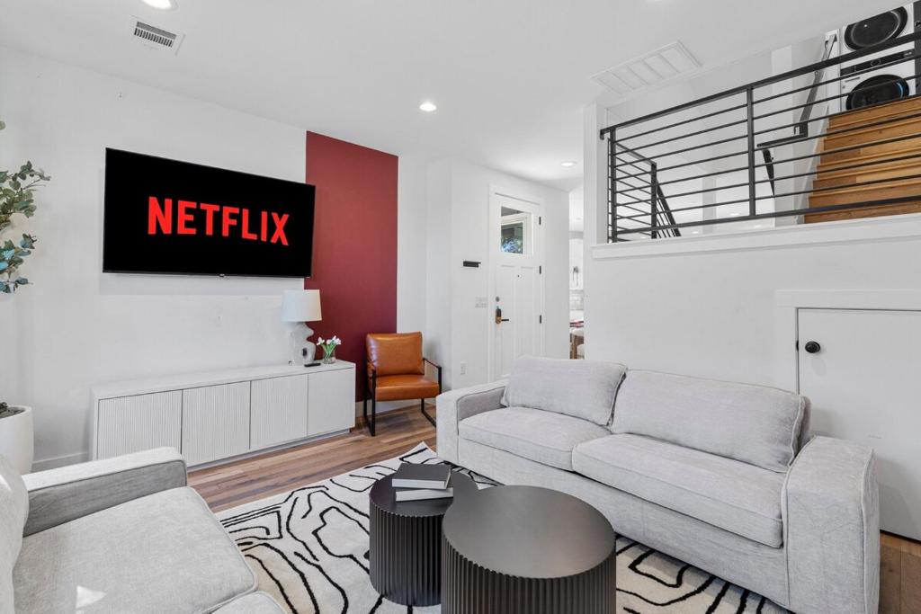 Luxe Holiday Retreat - Experience Austin Magic!, Austin (updated prices ...