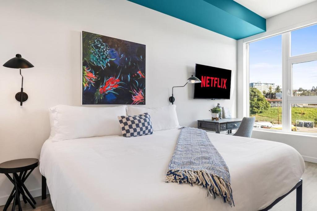 The Skyline Suite-Sleek Studio Near Dodger Stadium, Los Angeles ...