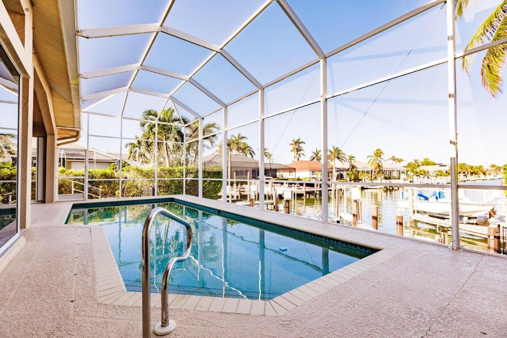 Vibrant 4BR Home l Pool l Jacuzzi l Game Room, Marco Island (updated ...