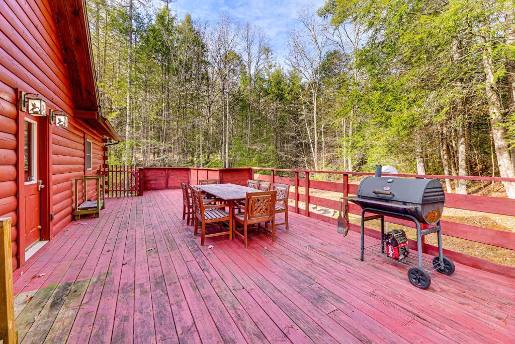 15 Mi to Snowshoe Resort Cabin with Deck and Fire Pit, Dunmore (tarifs ...