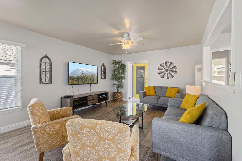 118 Emerald Ave B, Newport Beach (precios actualizados en 2026)