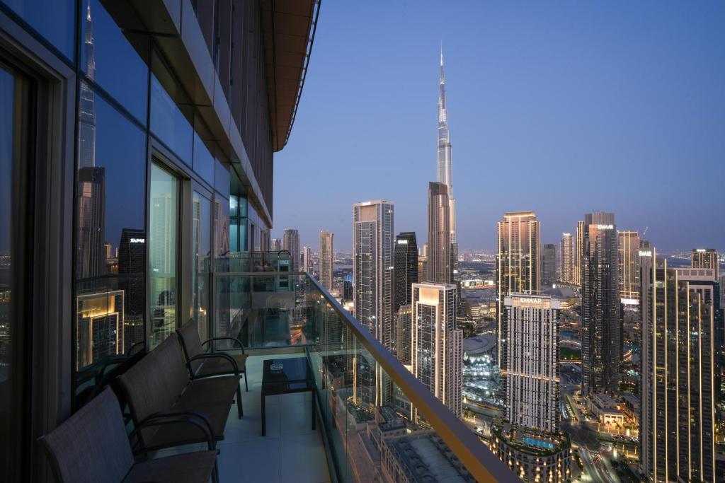 CH - 2BR Paramount - Top Floor Burj View, Dubai (updated prices 2025)