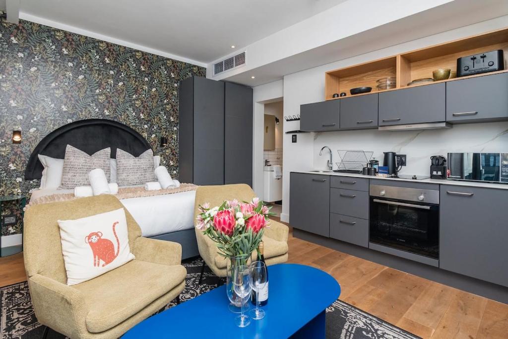 Chic Studio Retreat at The Barracks on Bree Street, Cidade do Cabo ...