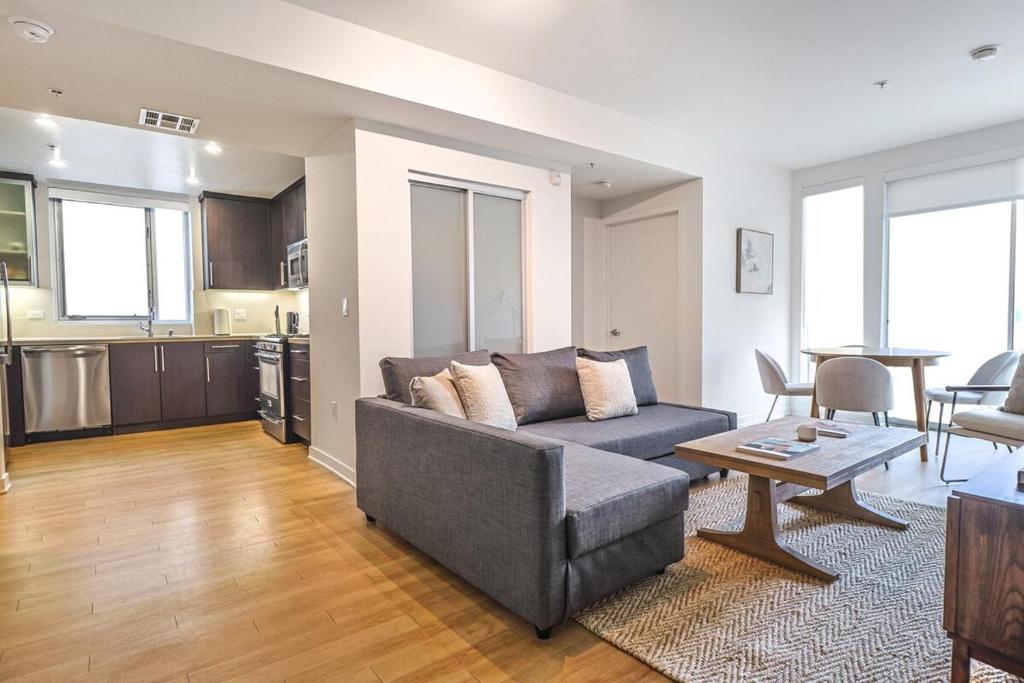 Trendy 2BR Steps to Promenade Beach & SM Pier!, Los Angeles (updated ...