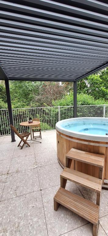 Treetop Retreat with Private Spa Mountain Views, Warburton (updated ...