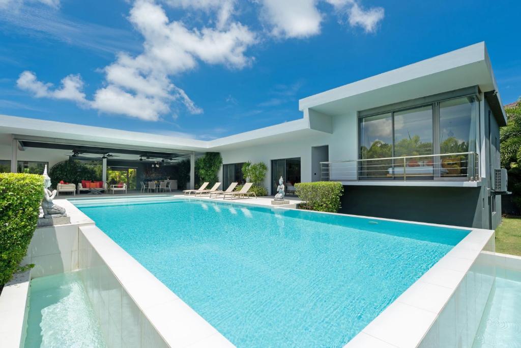 Luxurious 5BR Villa Mayacol with 17m Long Pool, NaiHarn, Rawai Beach ...