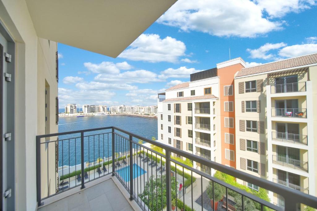 Waves - Stylish 1BR Beachfront Retreat in La Mer, Dubai (updated prices ...