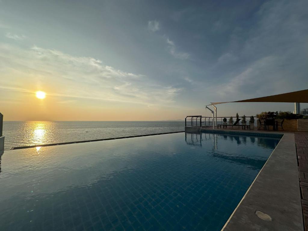 Beachfront 3BR with sunset view & Rooftop pool, Na Jomtien (opdaterede ...