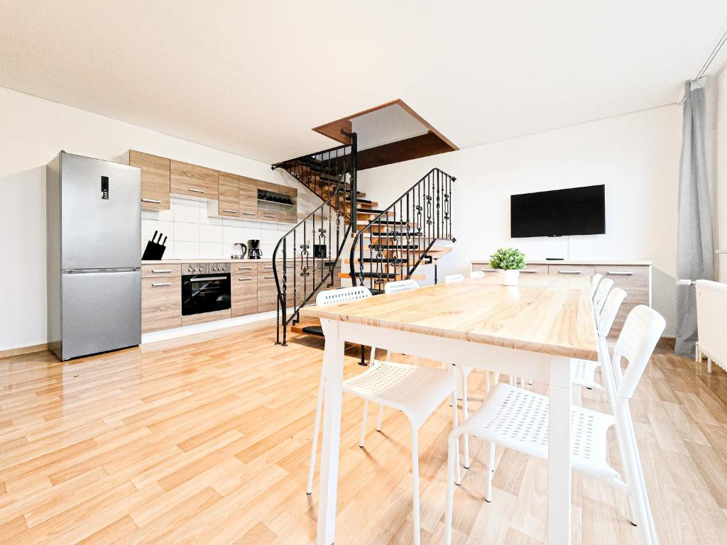 RAJ Living - 4 Room Maisonette Apartment - 25 min Messe DUS, Duisburg (updated prices 2025)