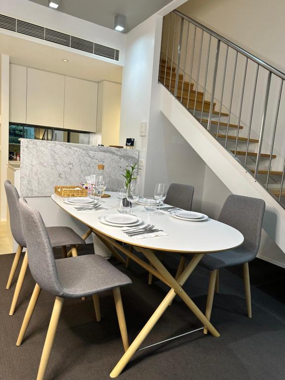 Modern Loft Retreat in Barton Canberra ACT near Parliament House ...