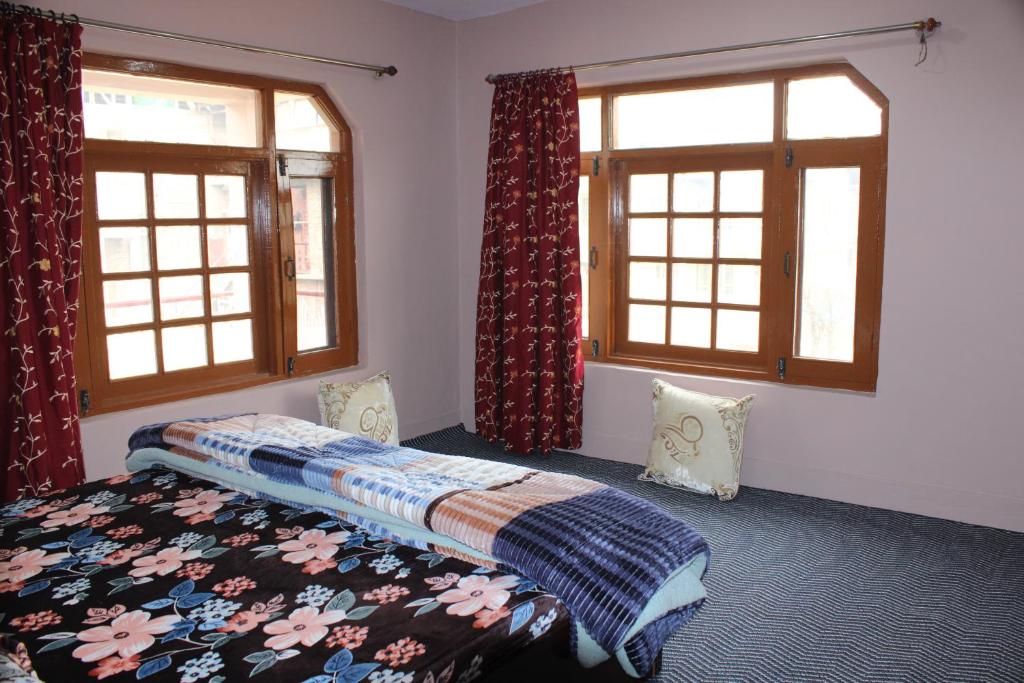 Khadim Villa & Travel Planners, Srinagar (updated prices 2025)